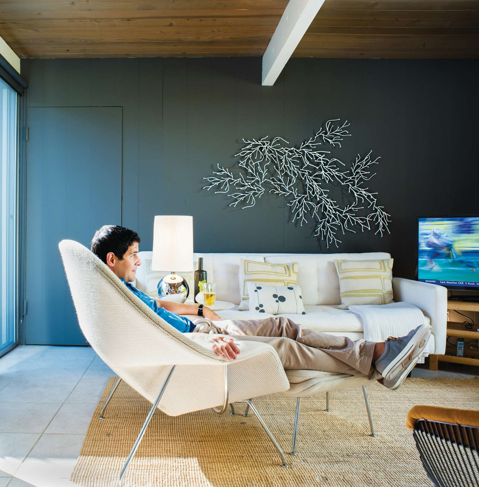 Photo 6 of 15 in Modern Furniture Fit for a Classic Eichler - Dwell