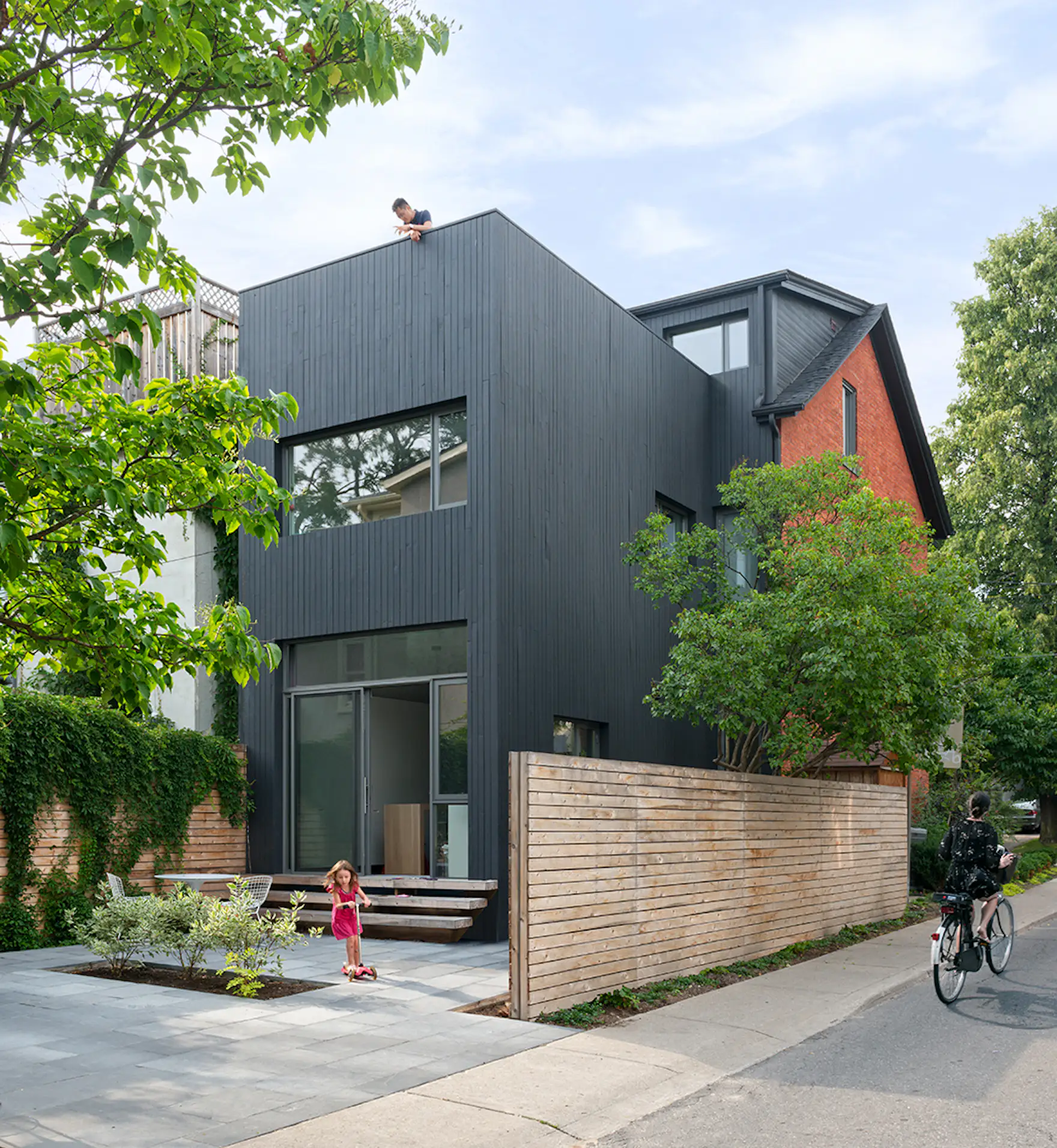 Photo 22 of 30 in 30 All-Black Exterior Modern Homes from Contrast ...
