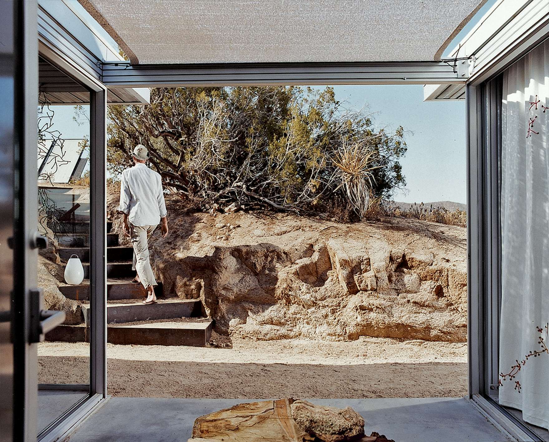 Photo 8 of 9 in In California’s High Desert, the Off-Grid iT House ...