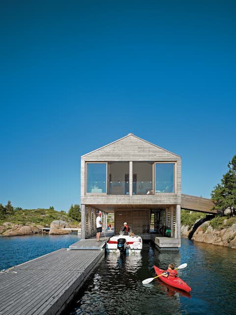 Photo 9 of 14 in 14 Floating Homes That Make a Strong Case For ...