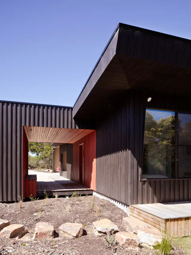 Photo 13 of 30 in 30 All-Black Exterior Modern Homes from Courtyard ...