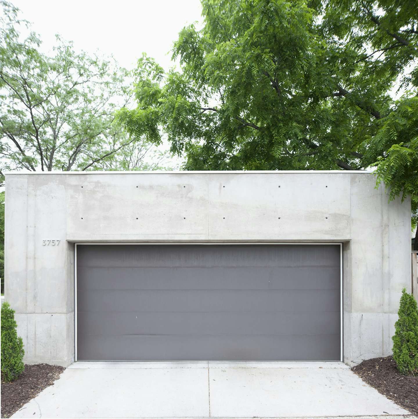 Photo 5 of 14 in 15 Modern Garage Doors That Demand a Second Look from ...