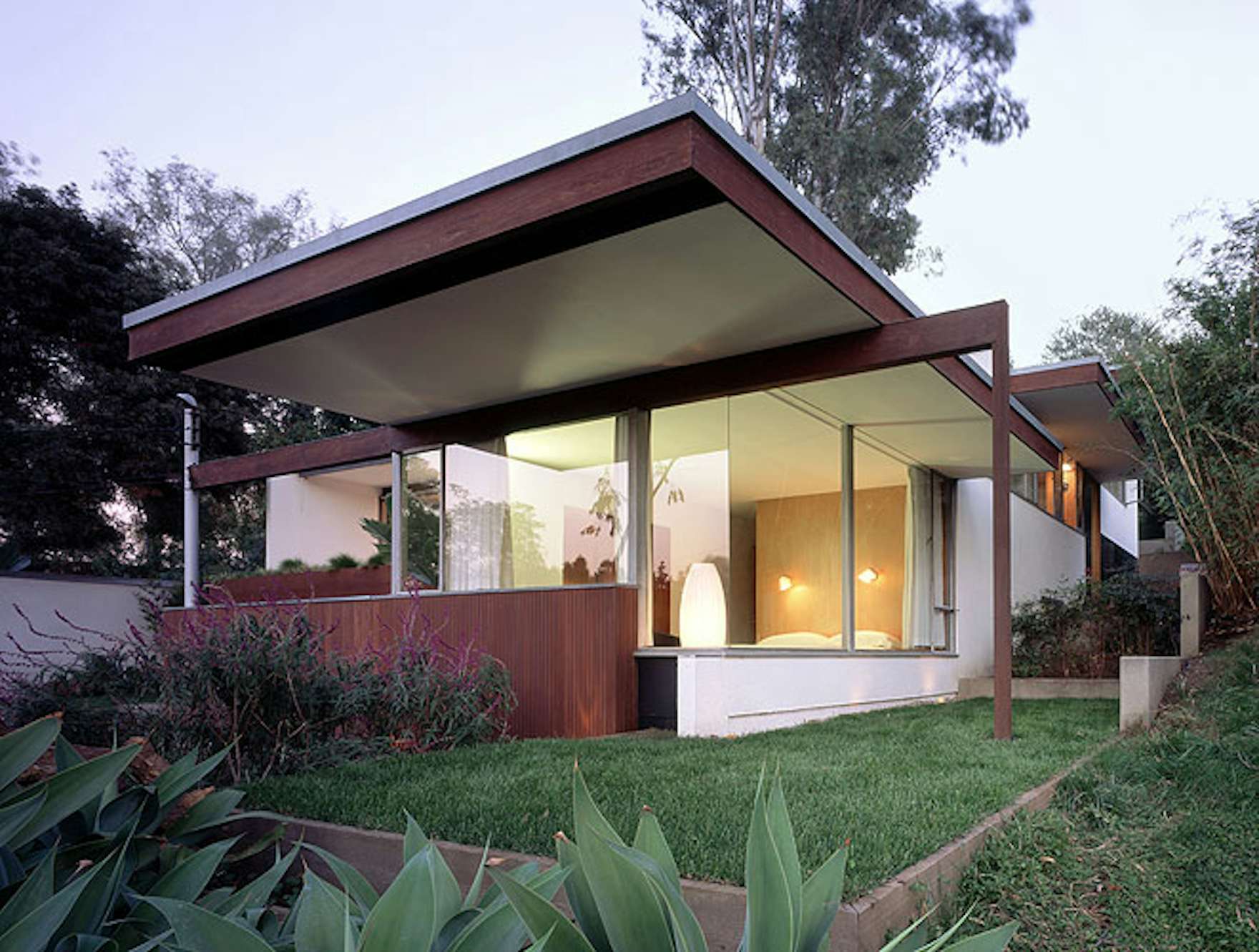 Photo 4 of 6 in Iconic Richard Neutra Homes by Brandi Andres from Years ...