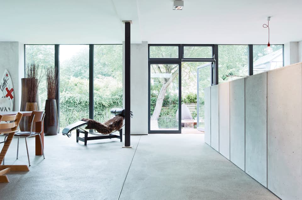 Examples of Le Corbusier's Classic LC4 Chair (6 Photos) - Dwell