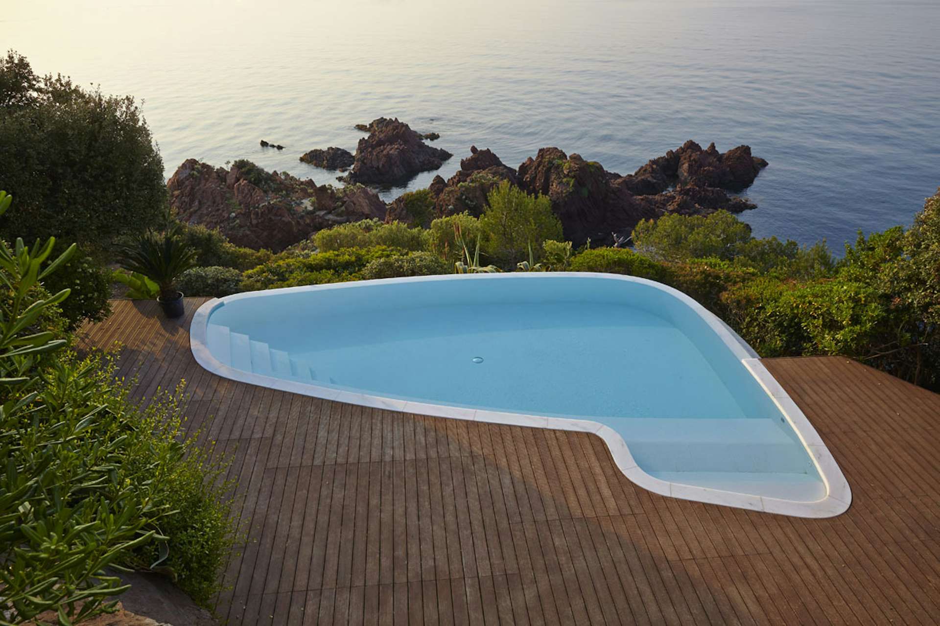 A Renovated Modernist Oasis in the French Riviera - Dwell