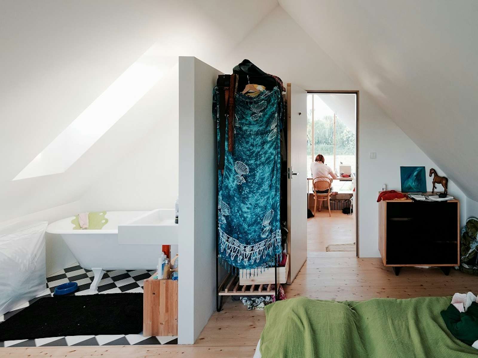 Photo 8 of 8 in Small Country Home with Dramatic See-Through Wall - Dwell