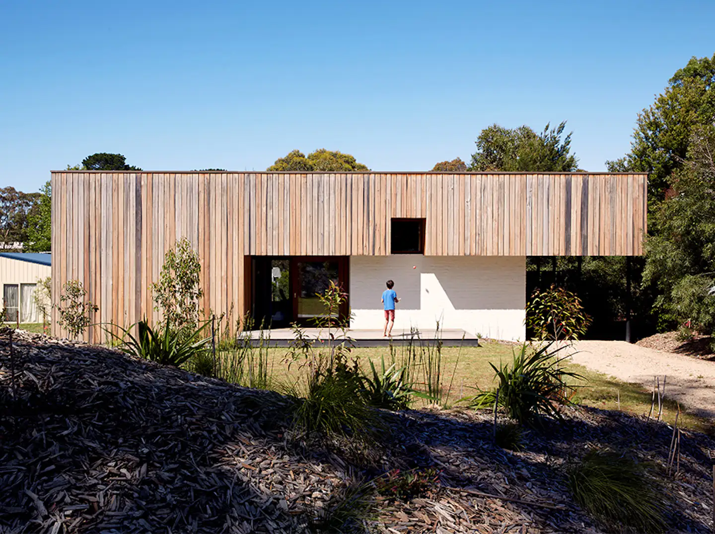 Simplicity Rules at this Family Beach House Designed to Double as a ...