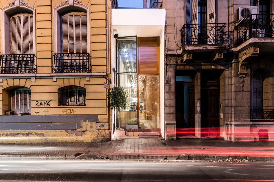 This Amazingly Tiny Restaurant in an Alley Is Under 8 Feet Wide (5 ...
