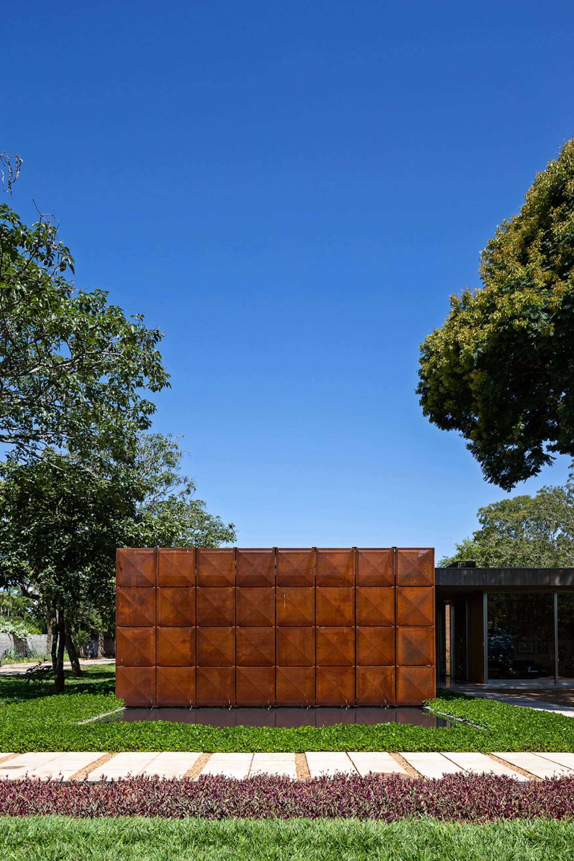 This Cor-Ten House in Brazil Would Not Be Complete Without its Giant ...