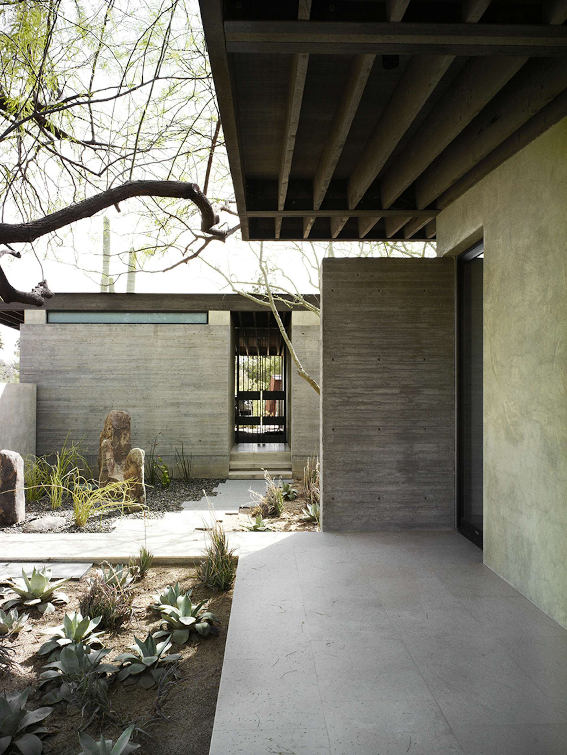 Photo 22 of 23 in 23 Beautifully Textured Board-Formed Concrete Homes ...