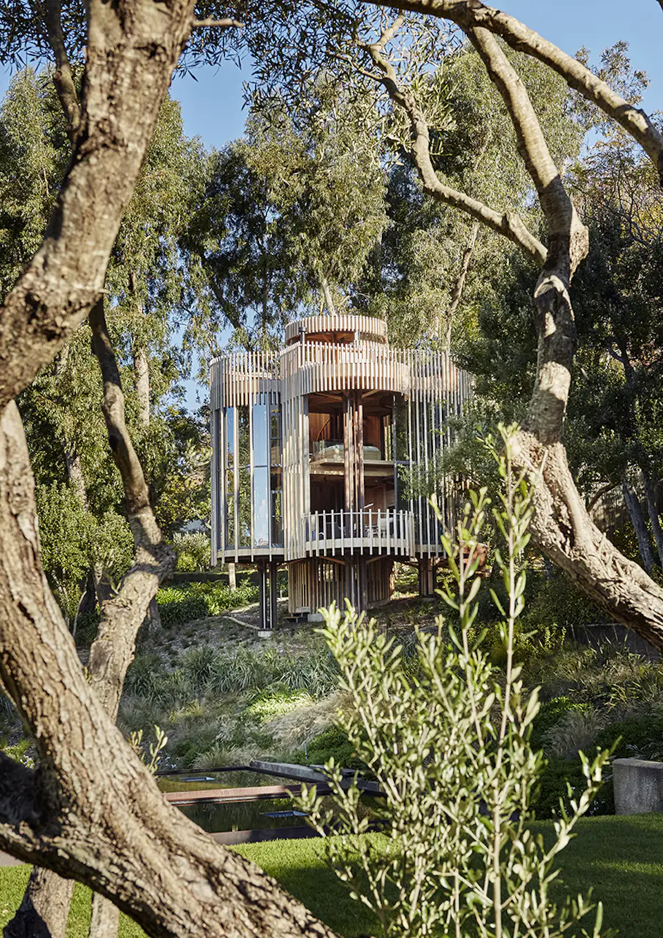 Photo 8 of 9 in A Floating South African Cabin Borrows From the ...
