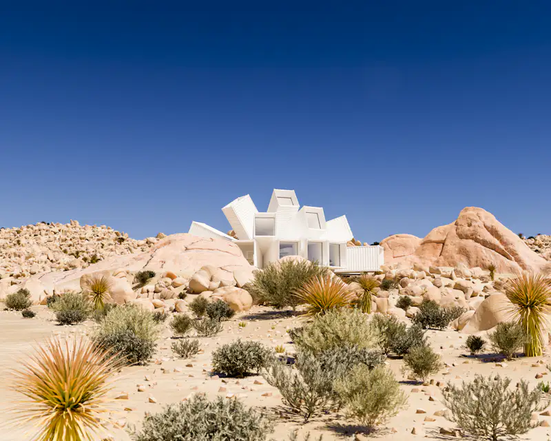 A Film Producer’s Desert Retreat Is a Starburst of Shipping Containers ...