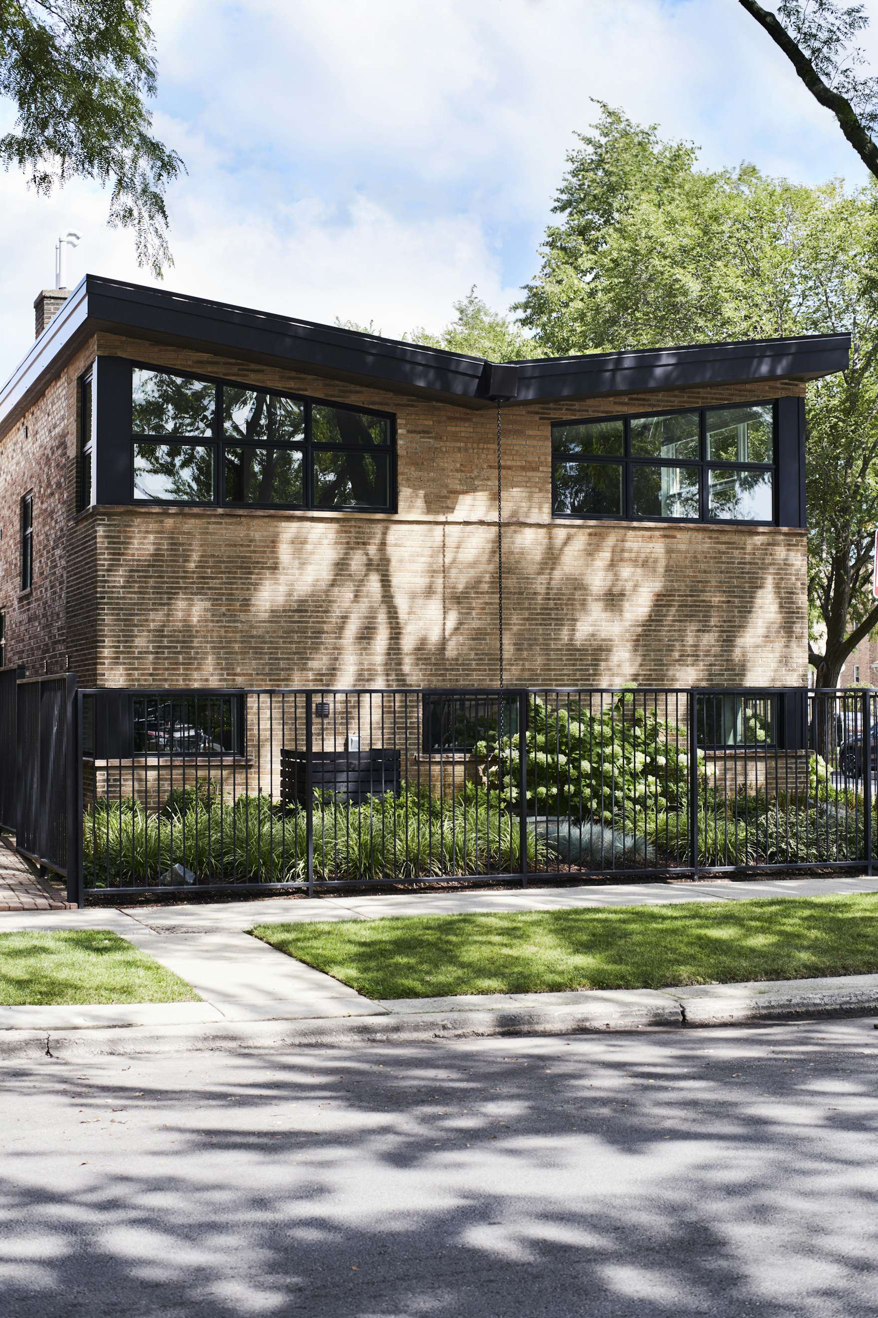 Photo 3 of 15 in Midcentury Mashup: A 1950s Ranch House in Chicago Gets ...