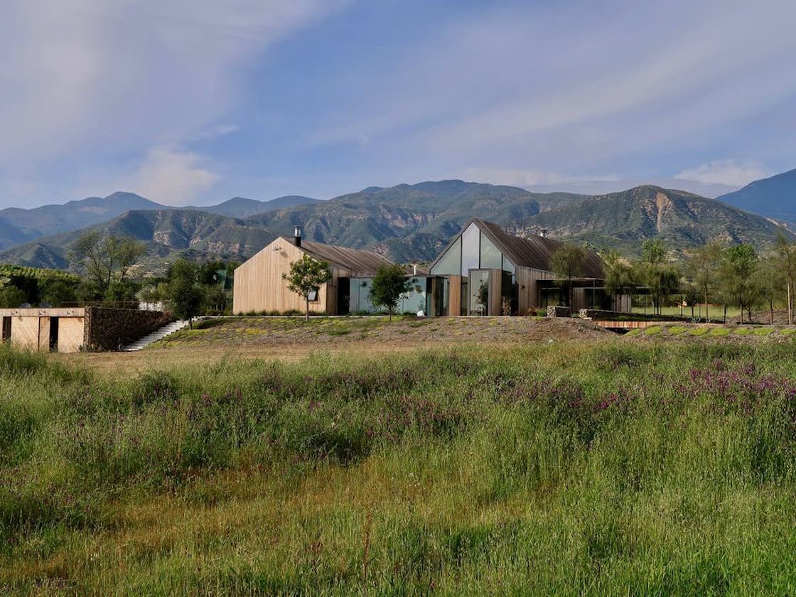 7 Modern Farmhouses to Rent For the Most Picturesque Vacation Ever - Dwell