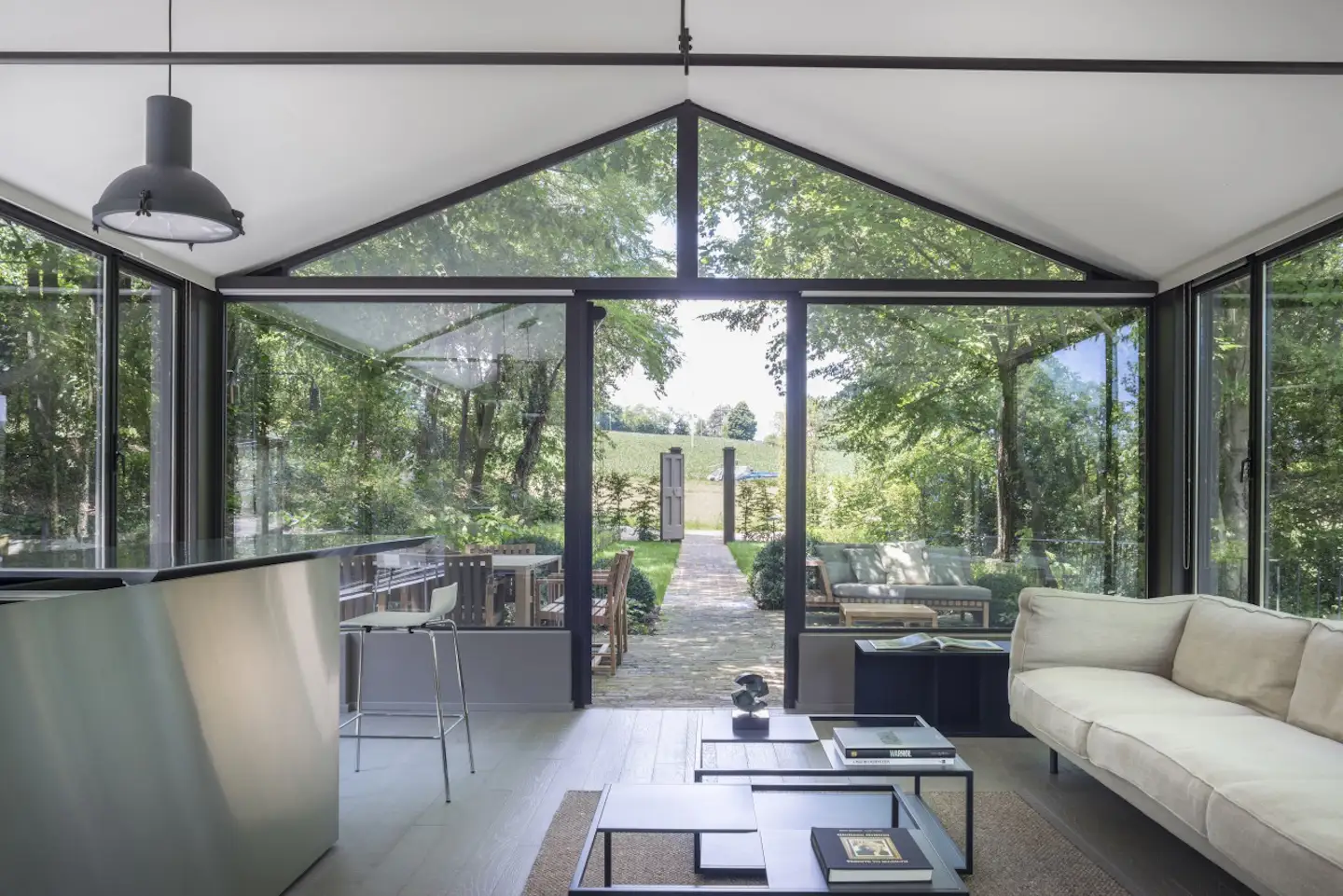 Photo 29 of 51 in 50 Jaw-Dropping Glass Houses That Shatter ...