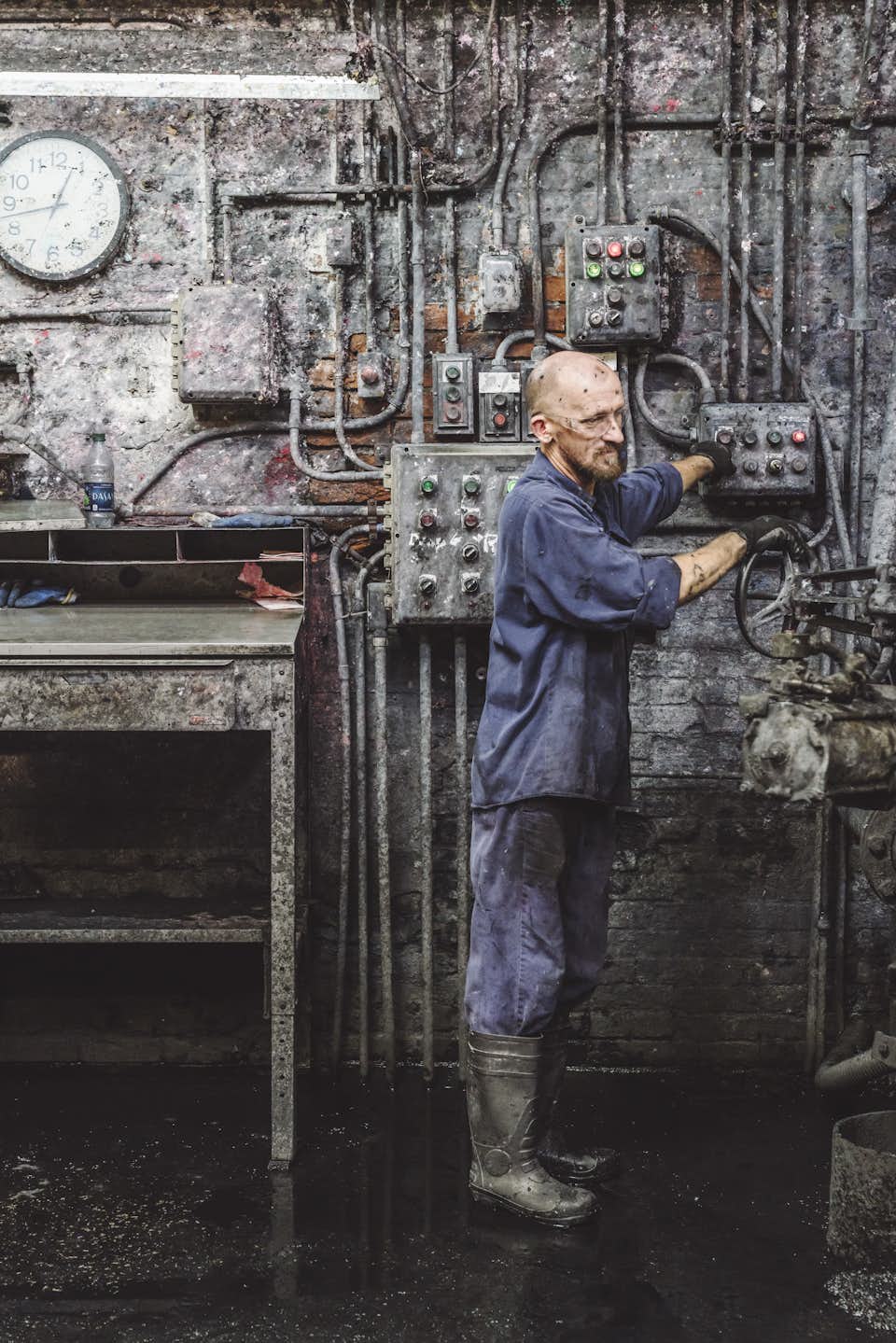 Process: Watch a 147-Year-Old Paper Mill Produce a “Black Licorice ...