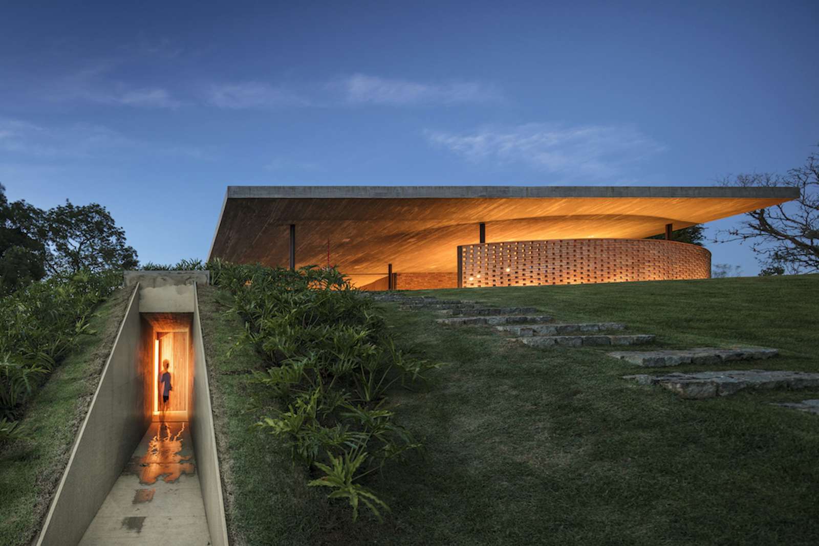 Photo 14 of 16 in An Expansive Grass Roof Tops This Modern Brazilian ...