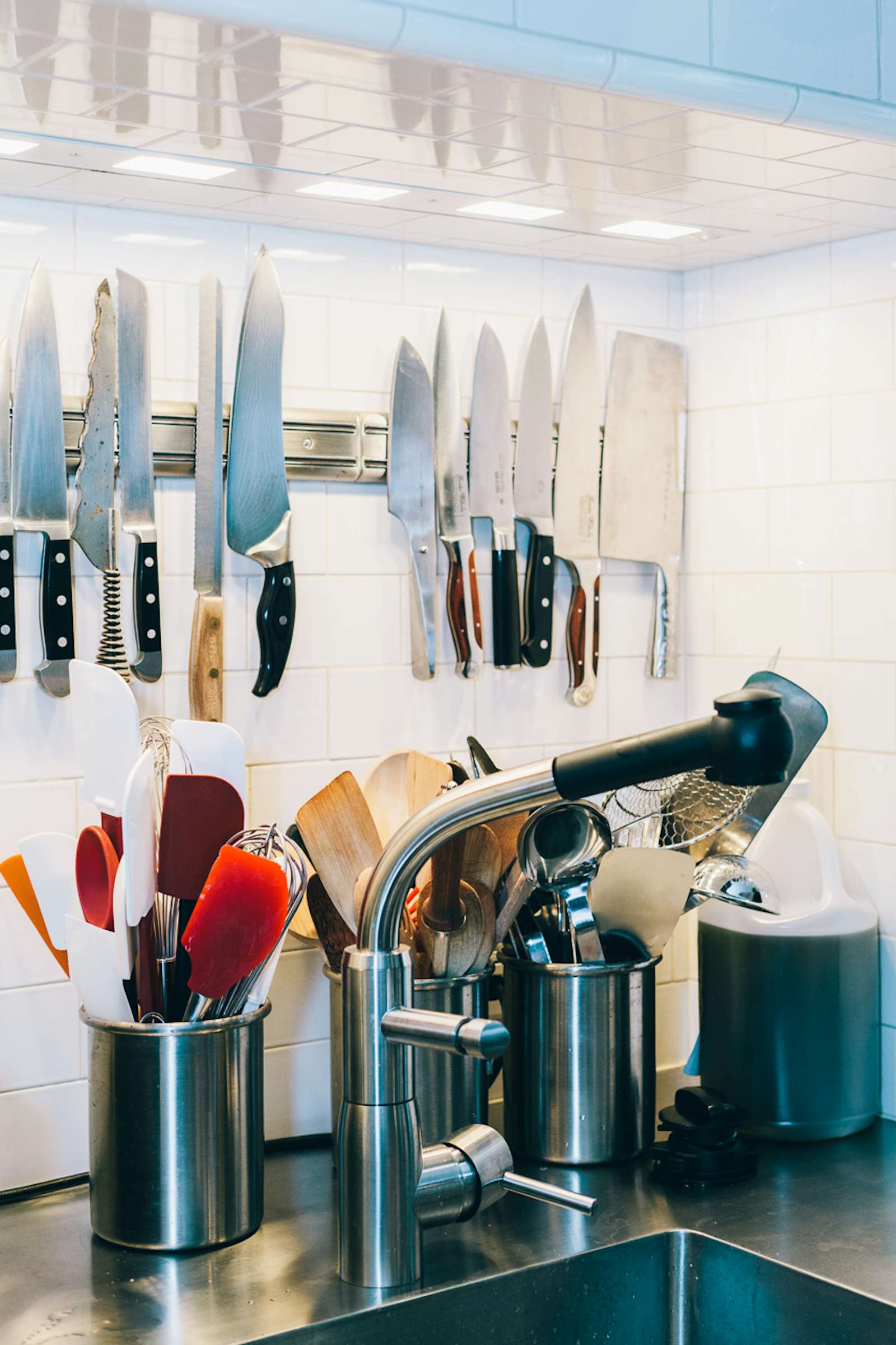 Photo 4 of 6 in Chopped Host Ted Allen Blends Style and Efficiency in ...