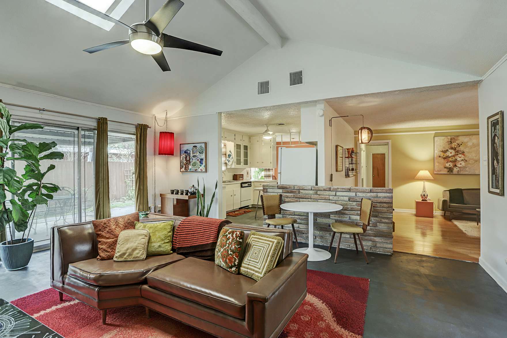 This Colorful, “Mad Men”-Style Ranch in Houston Seeks $220K - Dwell