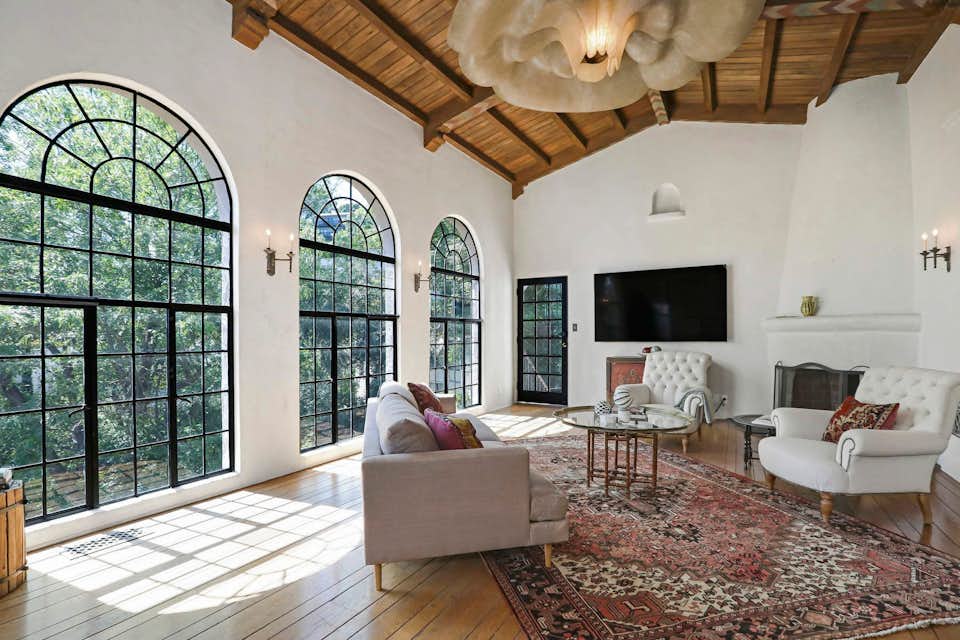 Sitcom Actor and Comedian Jason Segel Says Farewell to His L.A. Pad for ...