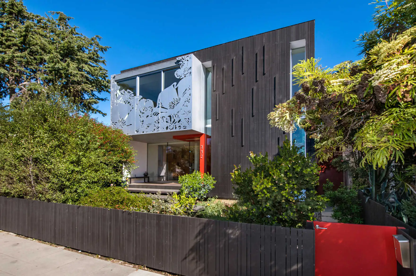 Photo 1 of 14 in This House With Larger-Than-Life California Poppies on ...
