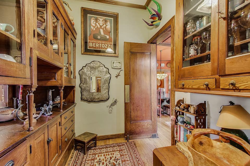 Photo 6 of 15 in An Early Prairie-Style Residence by Frank Lloyd Wright ...