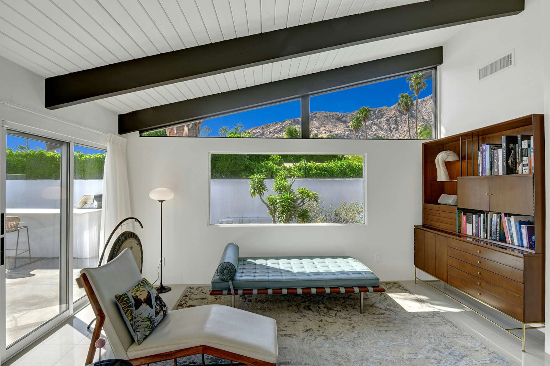 A Palm Springs Alexander Home Sings After a Chic Renovation and Hits ...