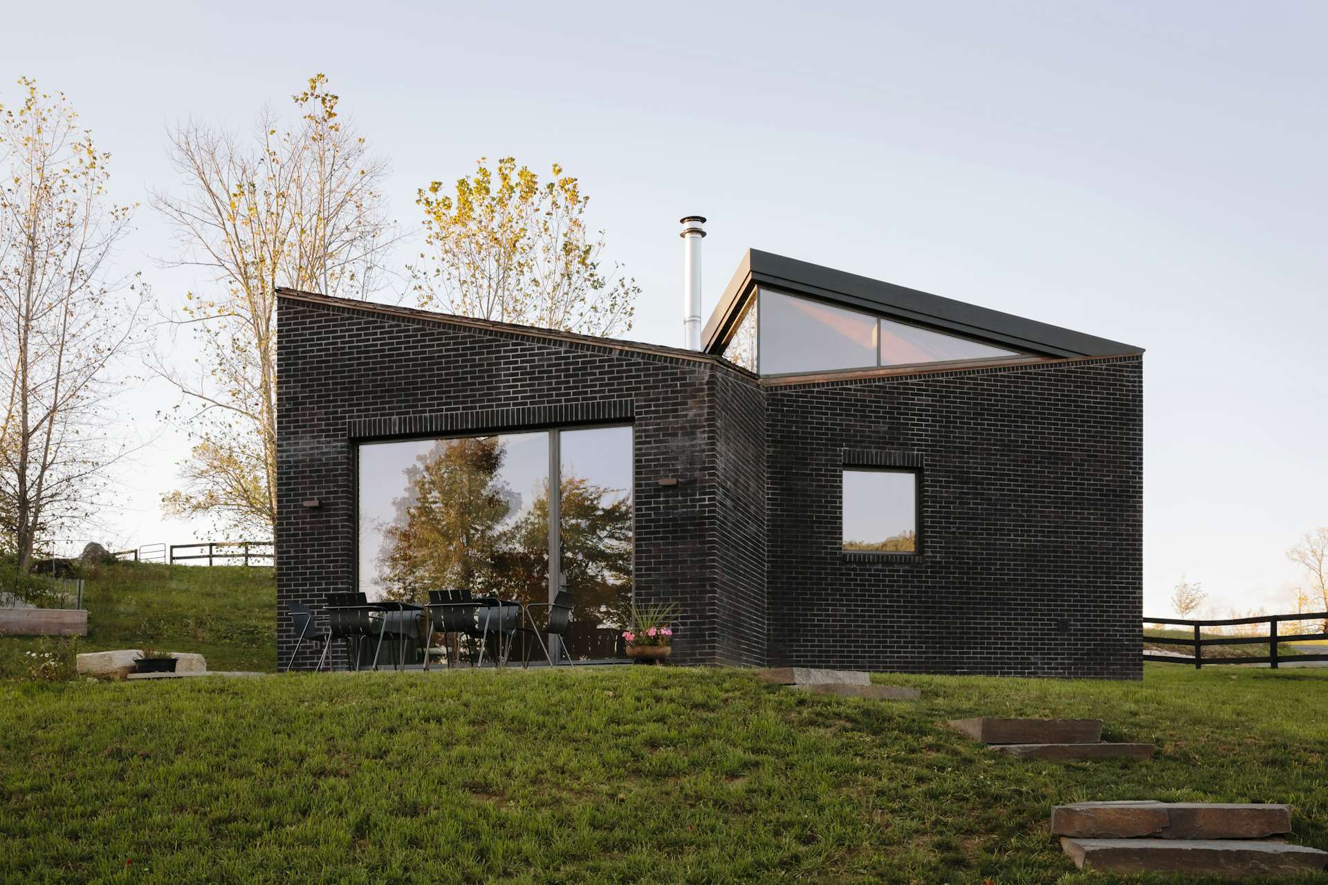 Photo 12 of 14 in A Pinwheel-Shaped Cottage in Upstate New York Packs a ...