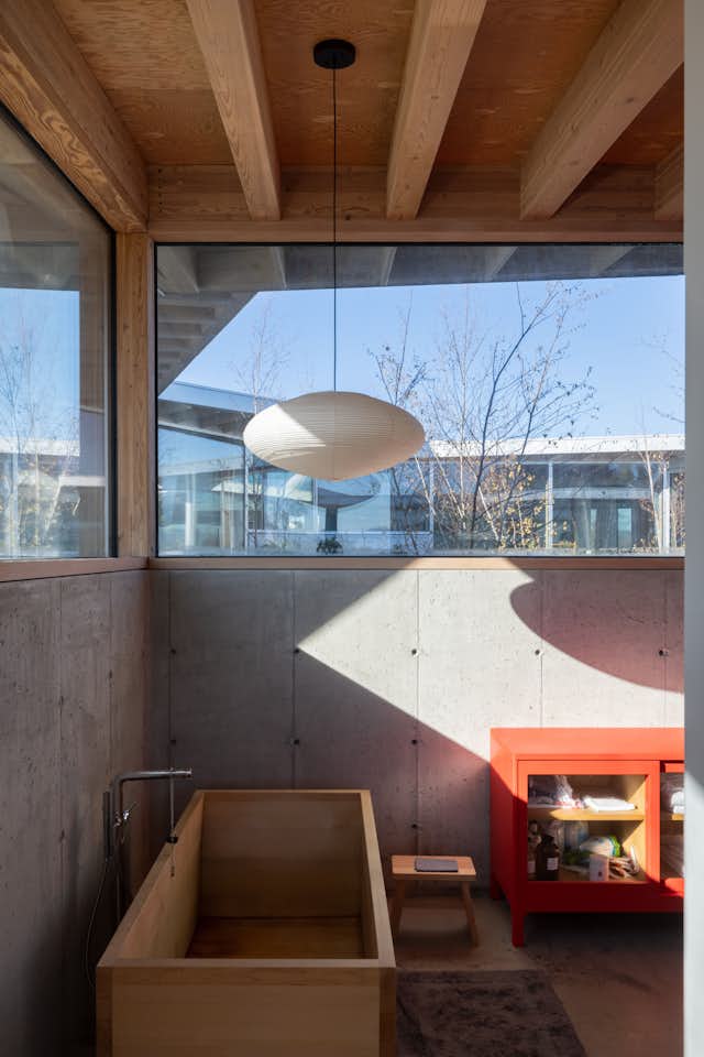 Photo 11 of 15 in Six Overlapping Pavilions Create a Flower-Shaped Home ...