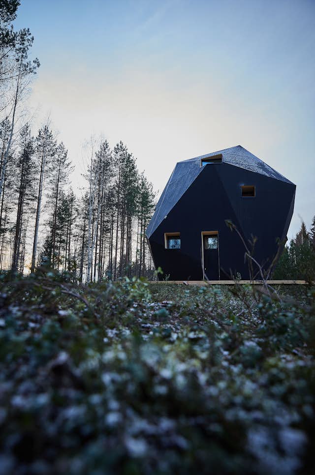 Photo 17 of 21 in With an Otherworldly Shape, This Finnish Cabin Fends ...