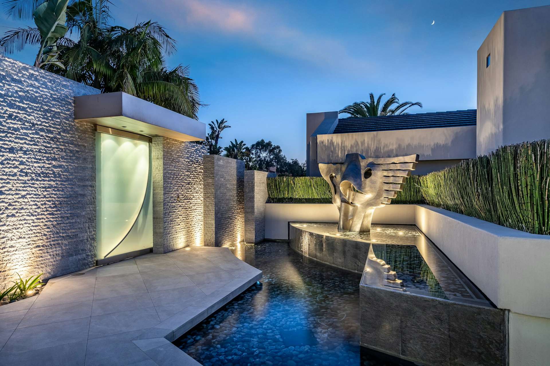 Photo 7 of 8 in Live Large in This Sprawling Hillside Estate in ...