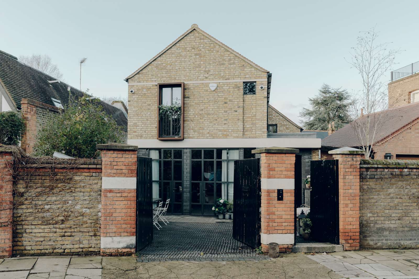 Photo 1 of 13 in An Enchanting, Reimagined Coach House in London Asks £ ...