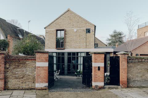 Photo 1 of 13 in An Enchanting, Reimagined Coach House in London Asks £ ...