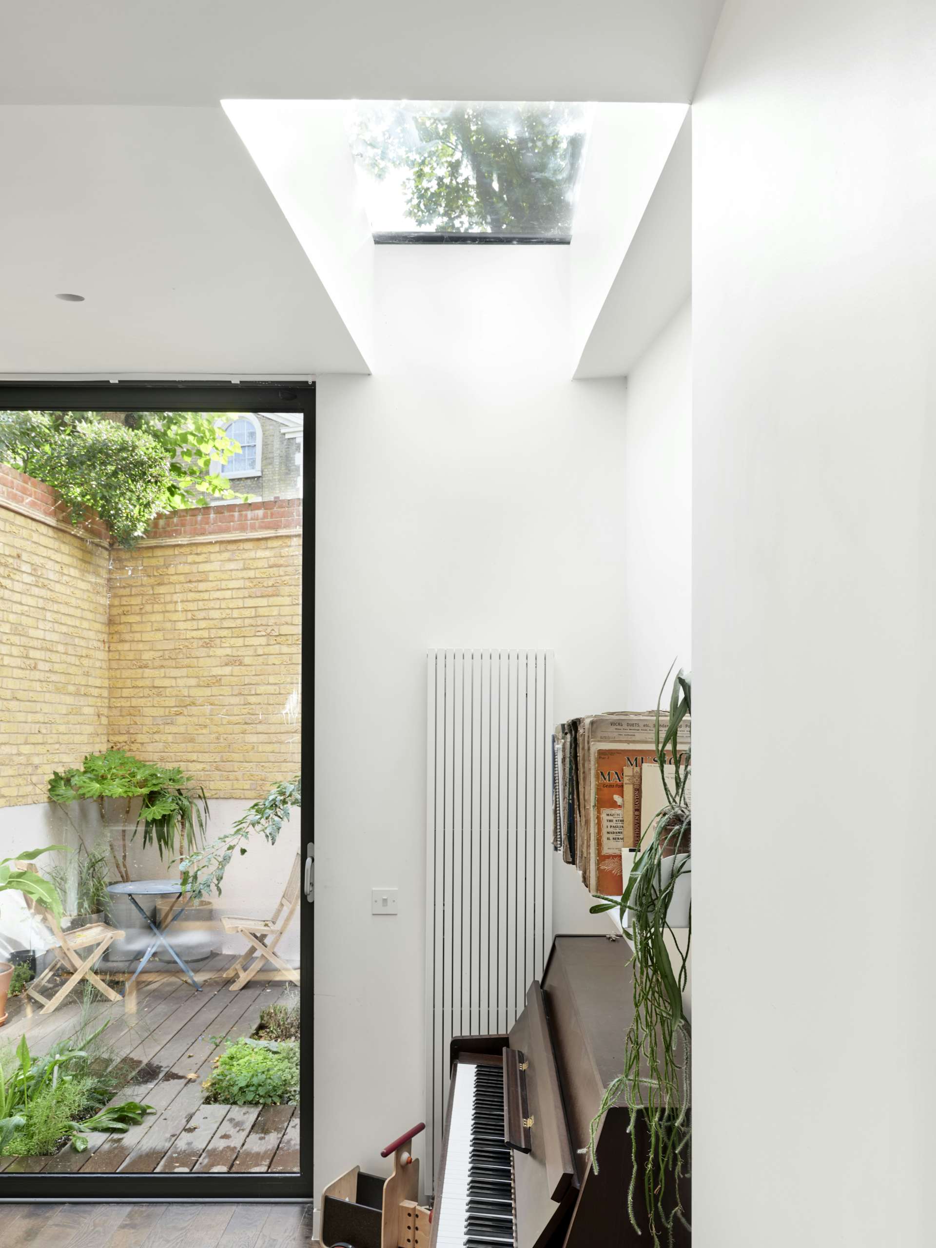 Photo 6 of 9 in Dogtooth Brickwork Makes a Narrow London Terrace House ...