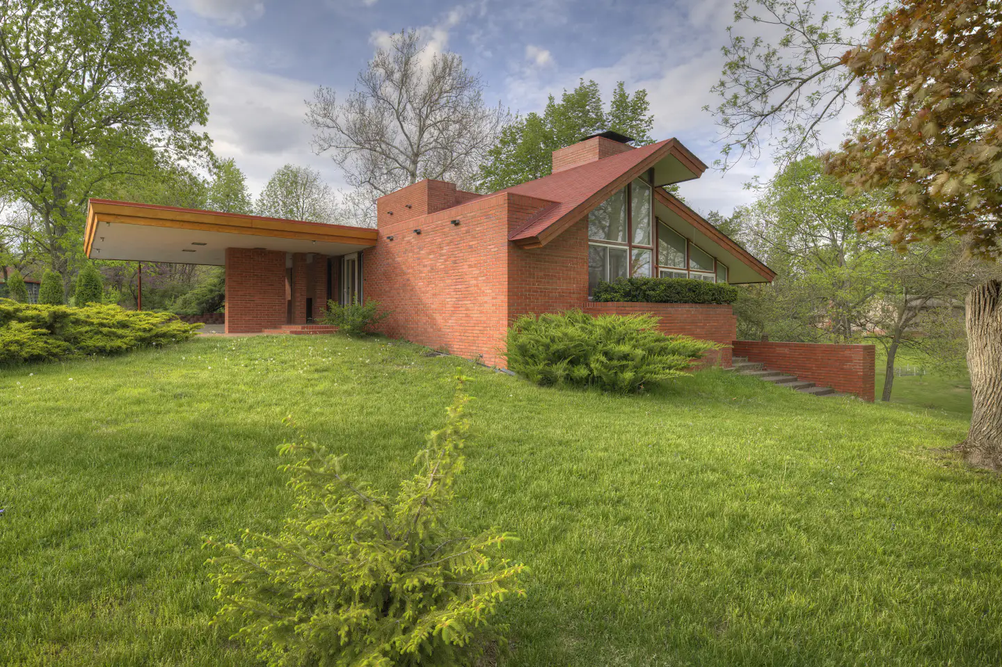 Photo 1 of 11 in A Frank Lloyd Wright Masterpiece in Iowa Is Now ...