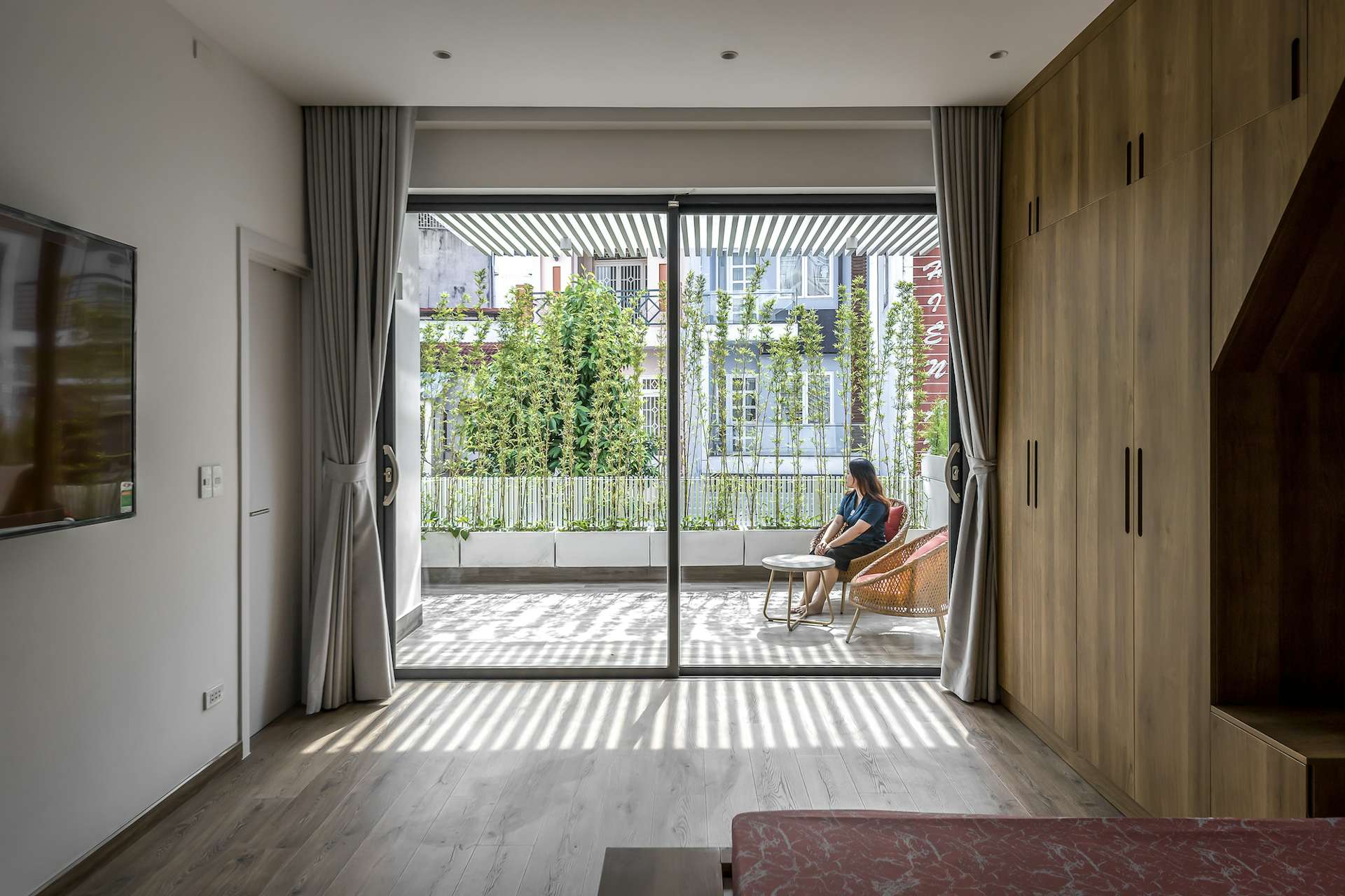 Photo 9 of 13 in A Light-Filled Atrium With a Tree House Anchors a ...