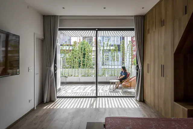 Photo 10 of 13 in A Light-Filled Atrium With a Tree House Anchors a ...