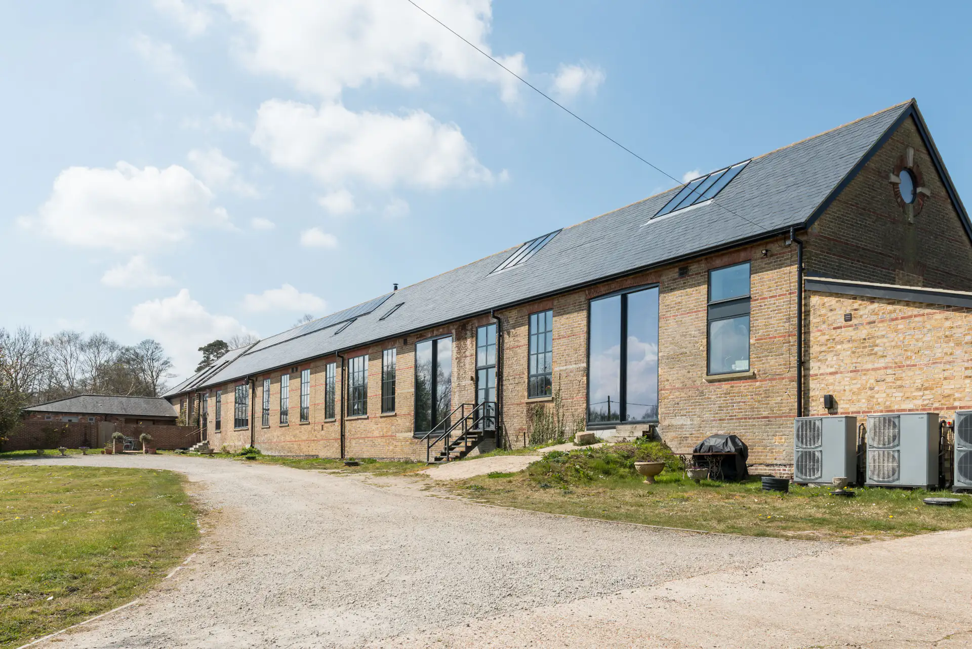 Photo 1 of 15 in An Idyllic “Glass Barn” in the English Countryside ...