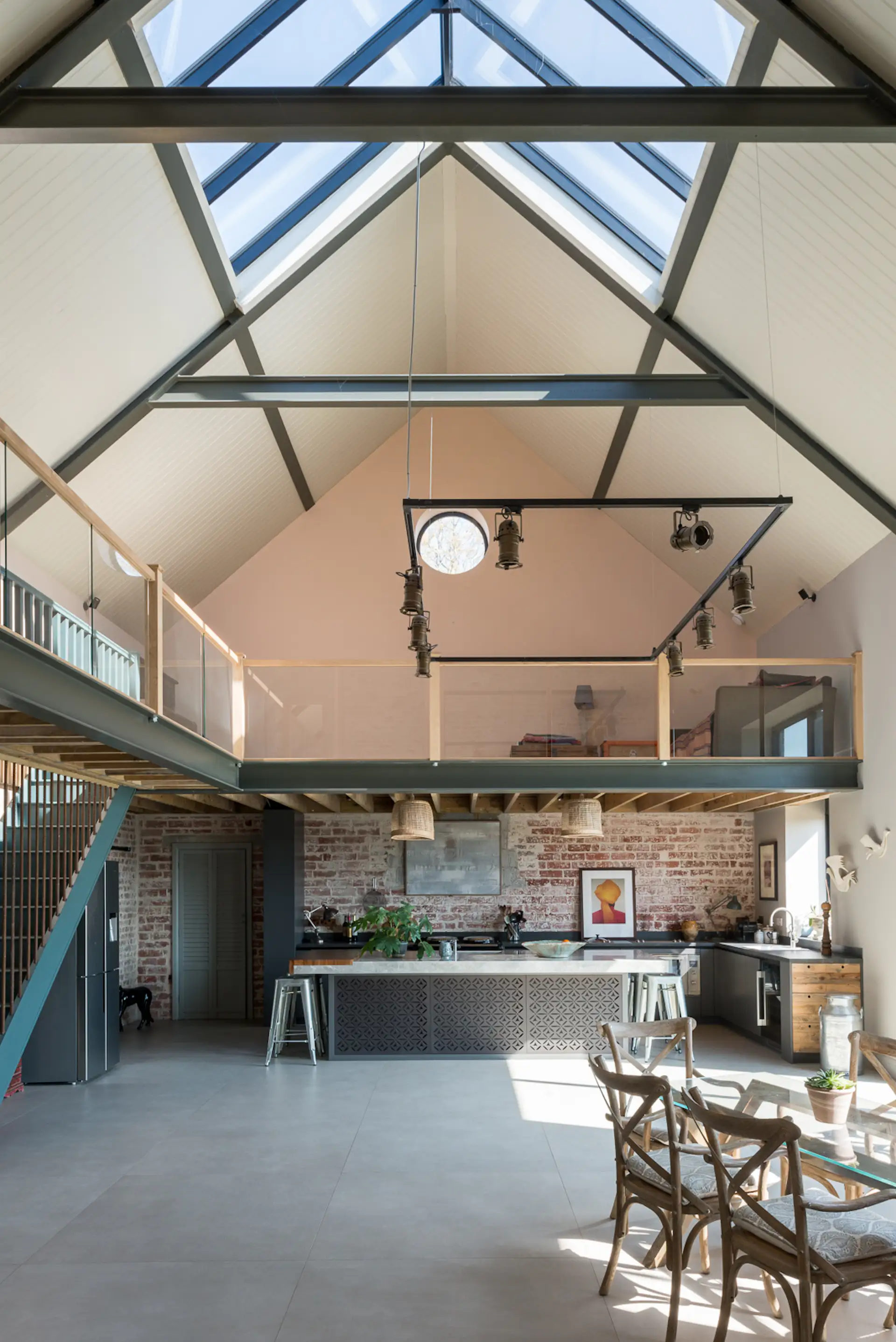 Photo 5 of 15 in An Idyllic “Glass Barn” in the English Countryside ...