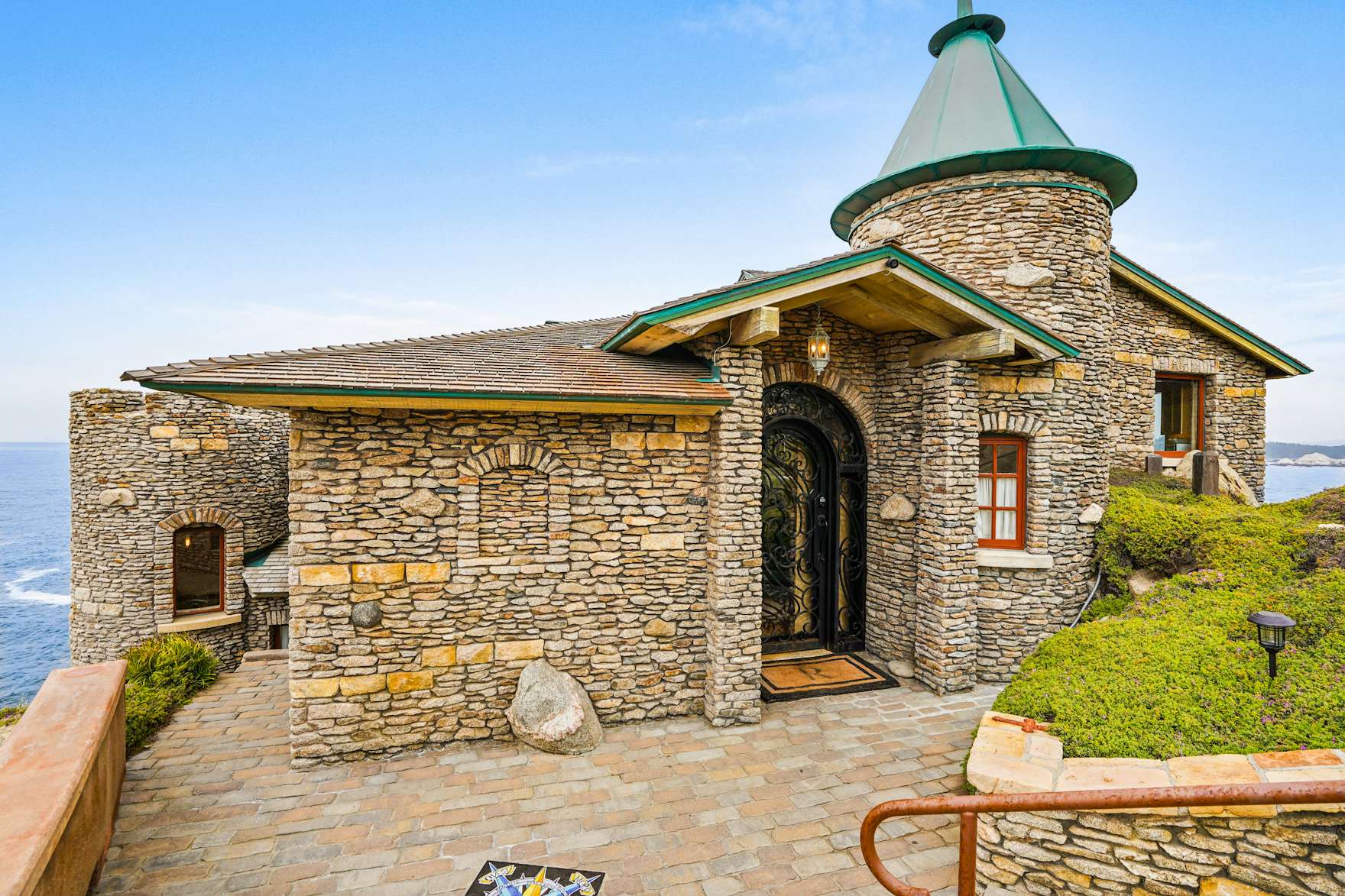 Photo 2 of 12 in Hollywood Star Kim Novak’s Dramatic Former Cliff House ...