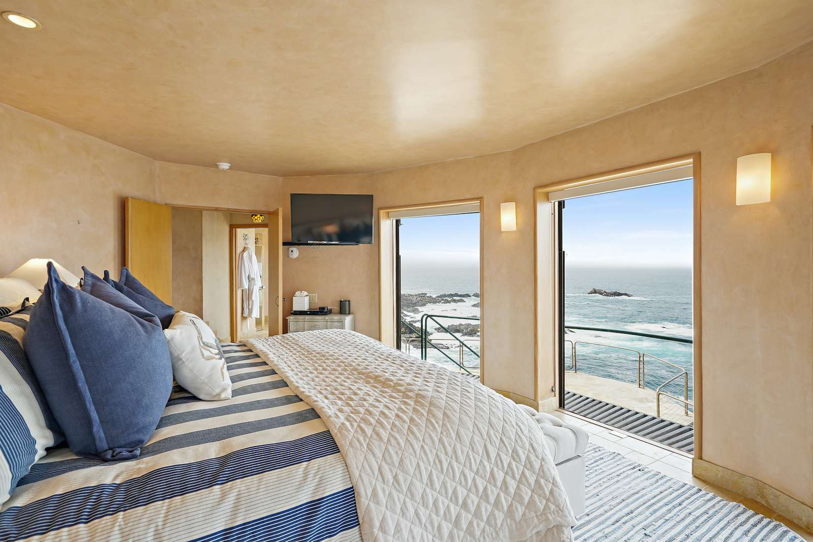 Photo 9 of 12 in Hollywood Star Kim Novak’s Dramatic Former Cliff House ...