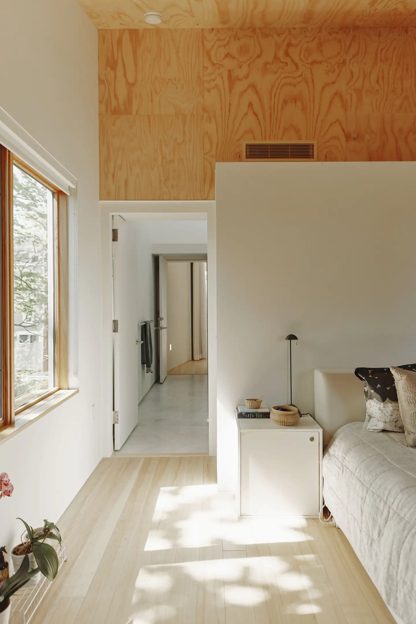 Photo 15 of 19 in An Architect’s Slim Home Emphasizes the Outdoors and ...