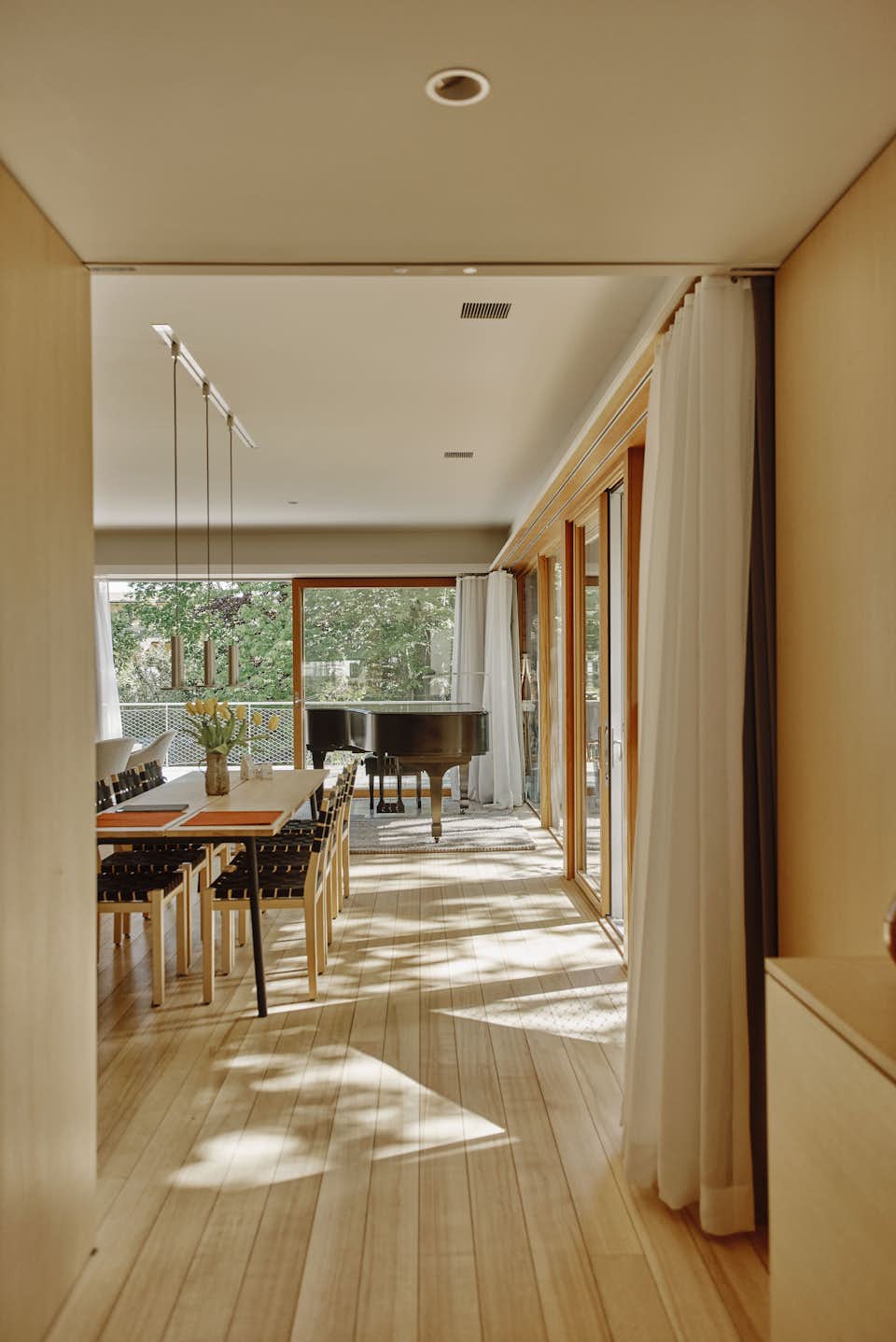 Photo 7 of 19 in An Architect’s Slim Home Emphasizes the Outdoors and ...