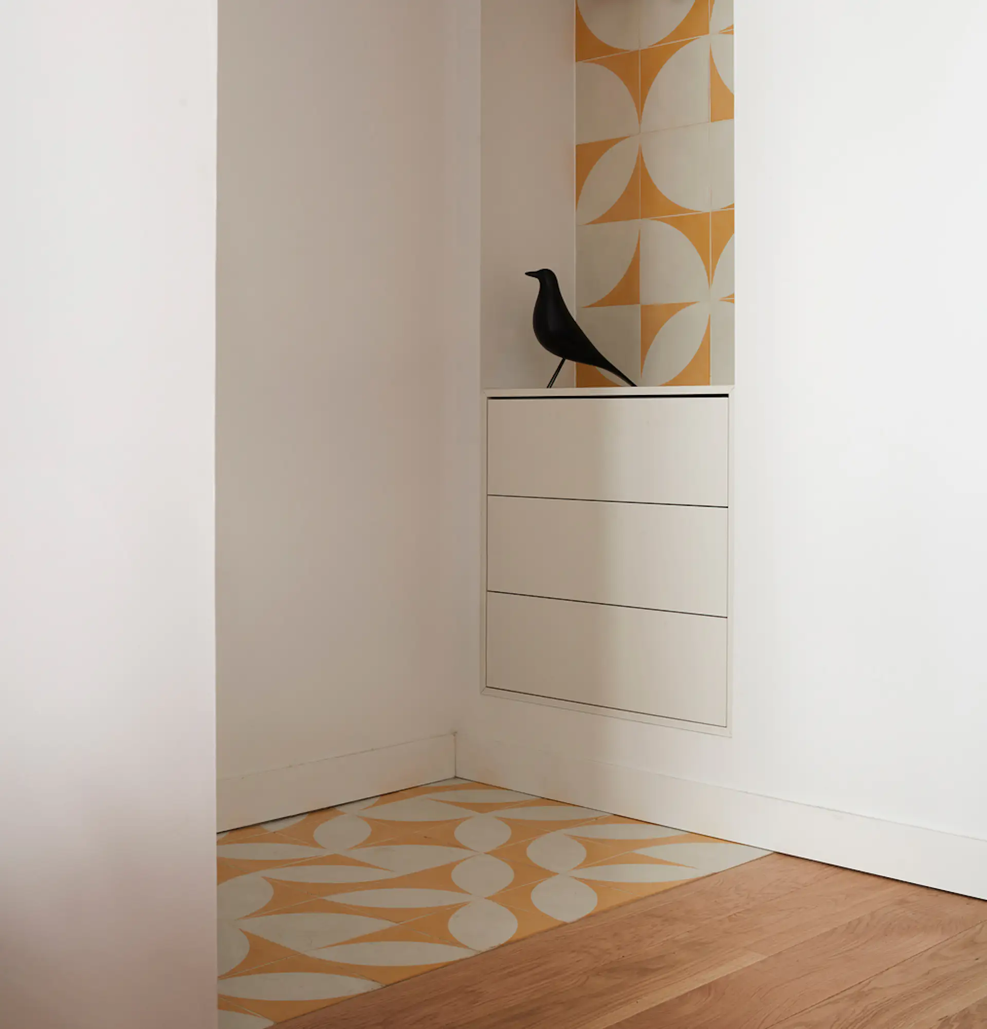 Sunny Tile Shines in a 100-Year-Old Spanish Apartment With a Secret ...