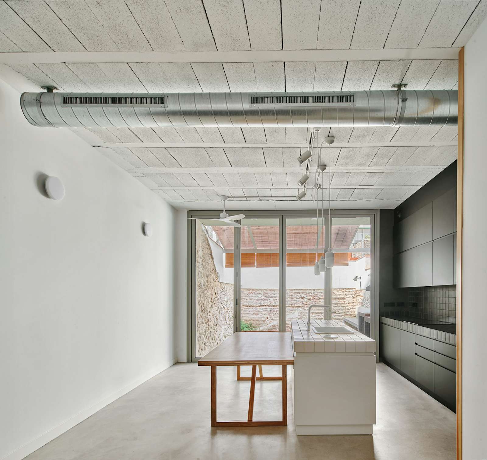 An Outdoor Courtyard Becomes the Living Room of a Family’s Barcelona ...