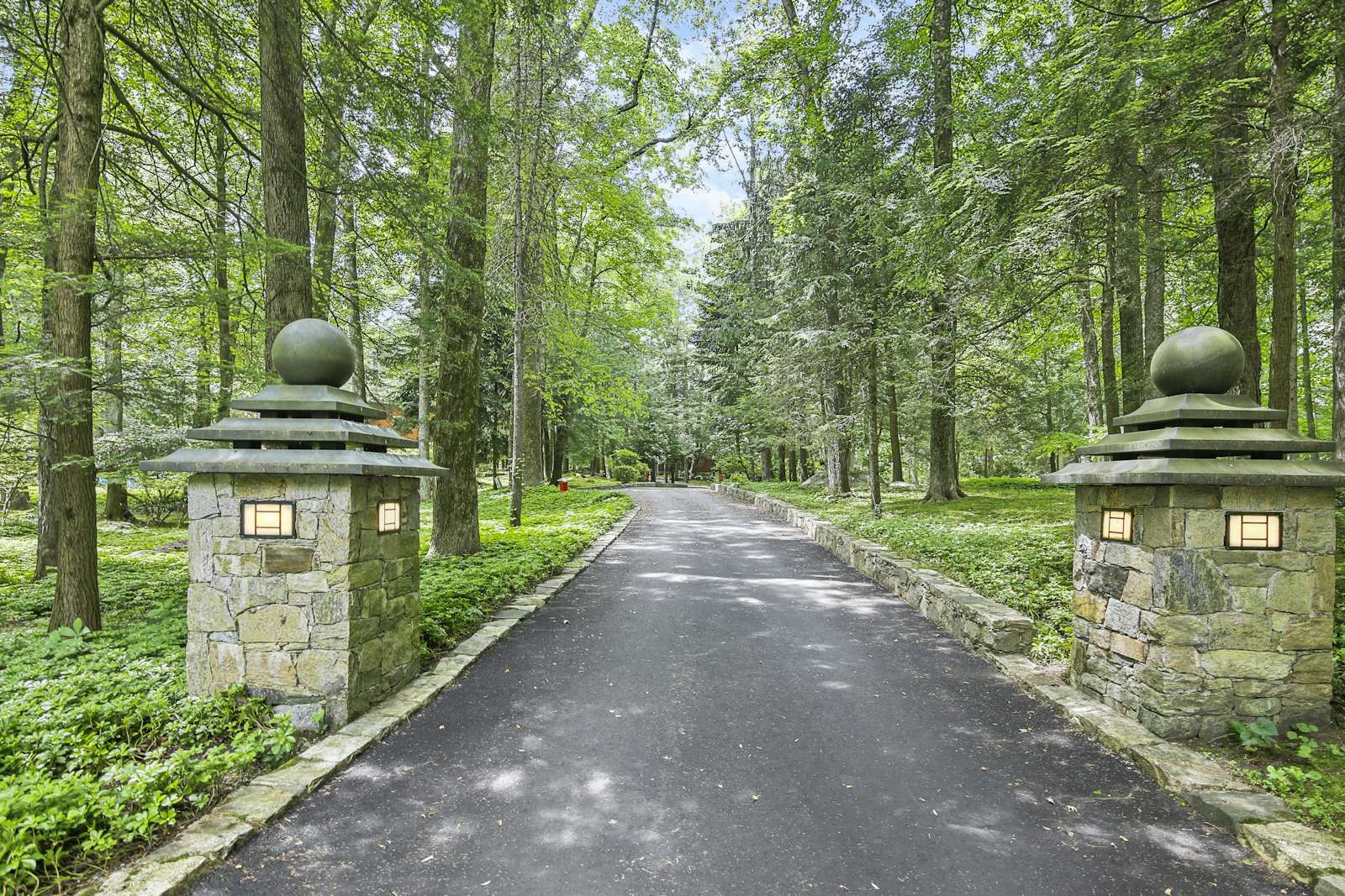 Photo 2 of 13 in A Midcentury-Modern Forest Oasis by Paul Rudolph Lists ...