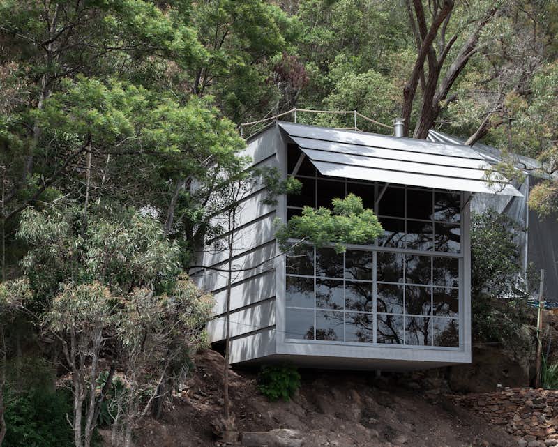 A Massive Glass Front Slides Open at This Off-Grid Cabin in Australia ...