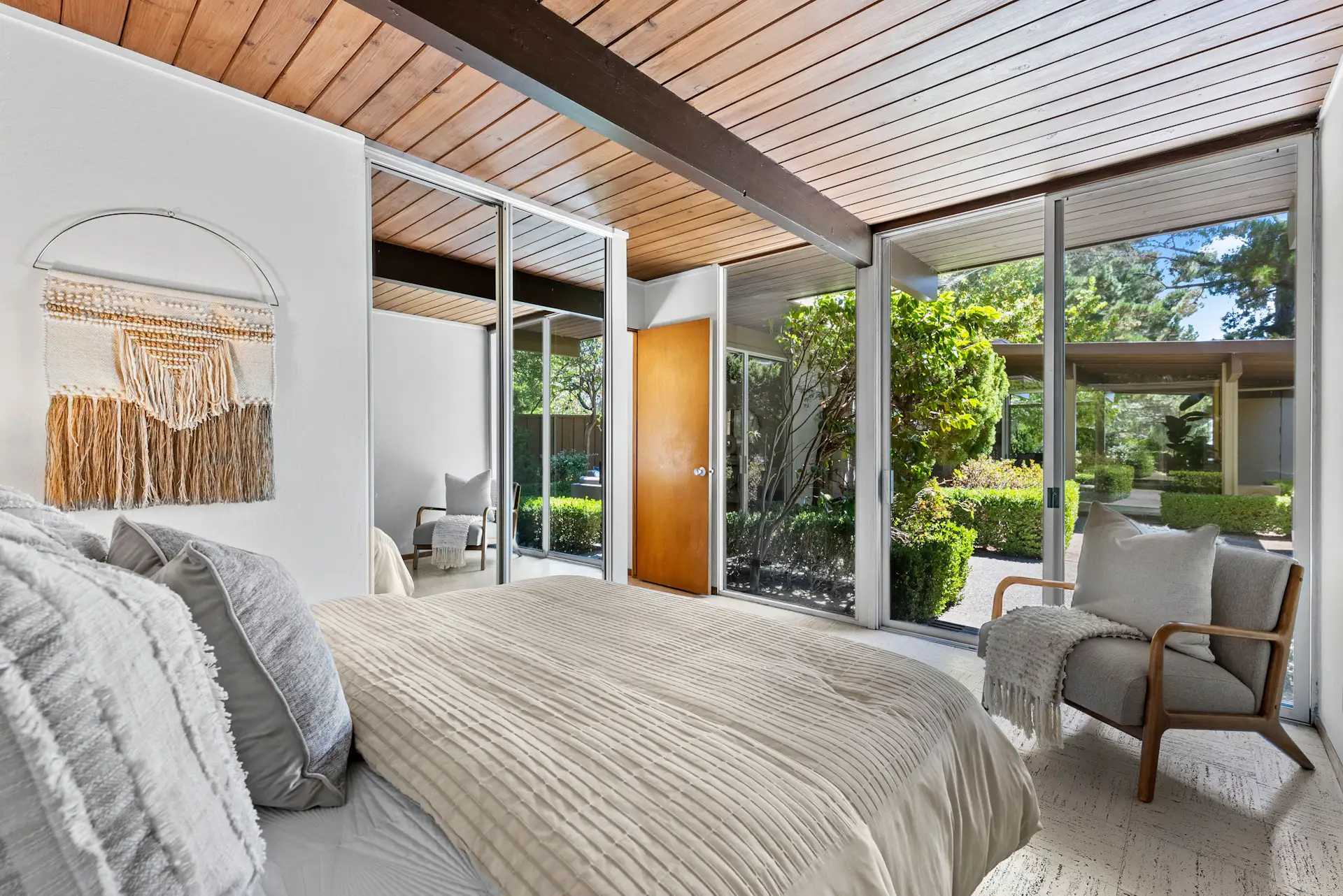Photo 8 of 10 in This ’60s Eichler Has Floor-to-Ceiling Windows in ...