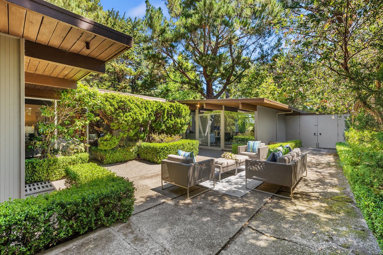 Photo 9 of 10 in This ’60s Eichler Has Floor-to-Ceiling Windows in ...