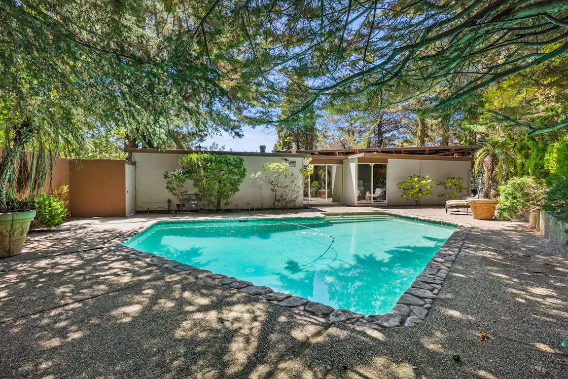 Photo 10 of 10 in This ’60s Eichler Has Floor-to-Ceiling Windows in ...